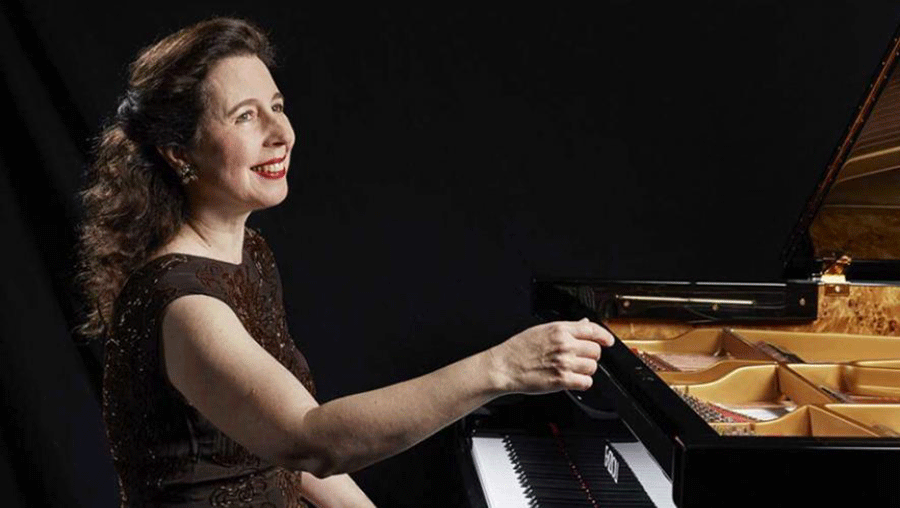 La grande pianista canadese Angela Hewitt alla Sagra Musicale Malatestiana