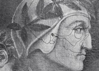 Un bacio per Dante, o meglio al suo teschio, dopo il ritrovamento