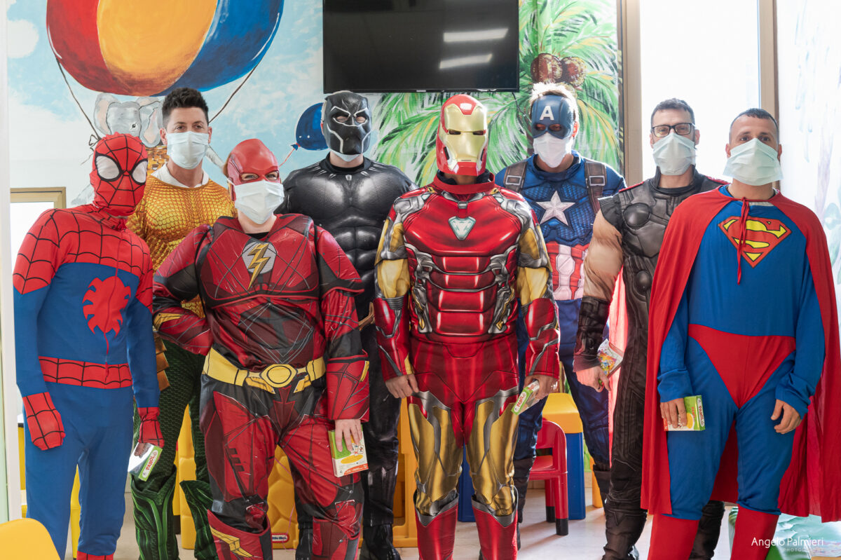 Ospedale, supereroi in visita ai bambini ricoverati