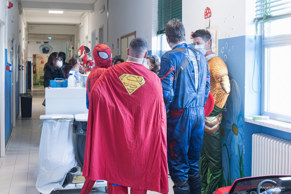 Ospedale, supereroi in visita ai bambini ricoverati