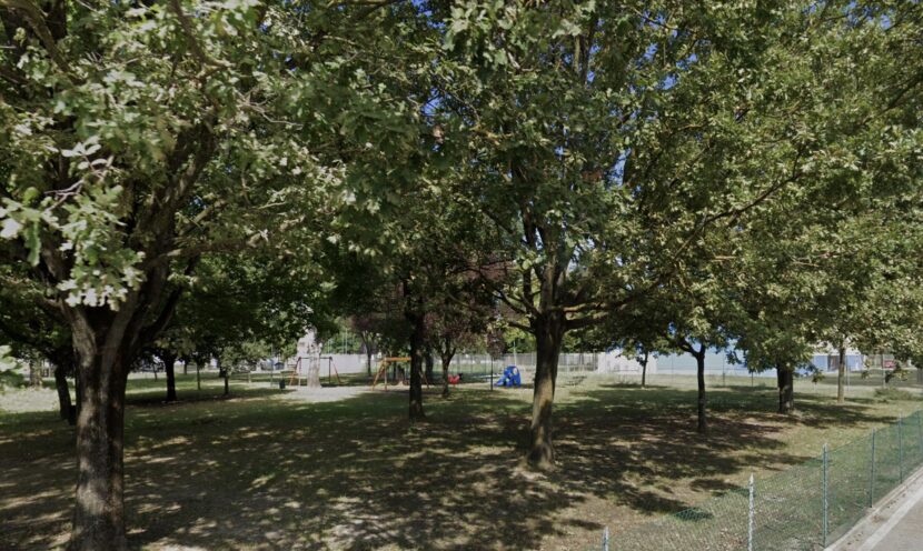 Un'area fitness e un campo da basket nelle aree verdi alluvionate di ...