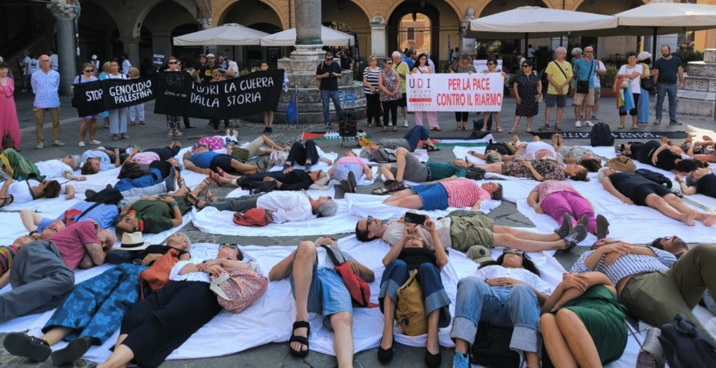 In piazza a Ravenna contro la "guerra globale" e il riarmo - FOTO