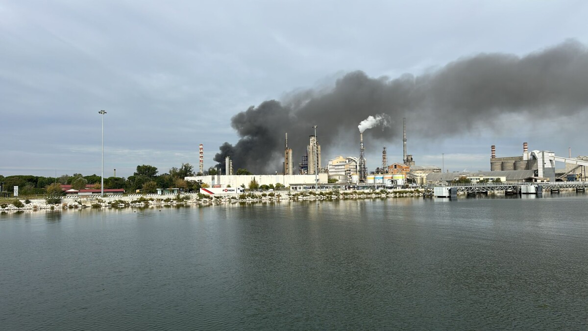 Incendio al petrolchimico: la colonna di fumo nero ben visibile anche ...