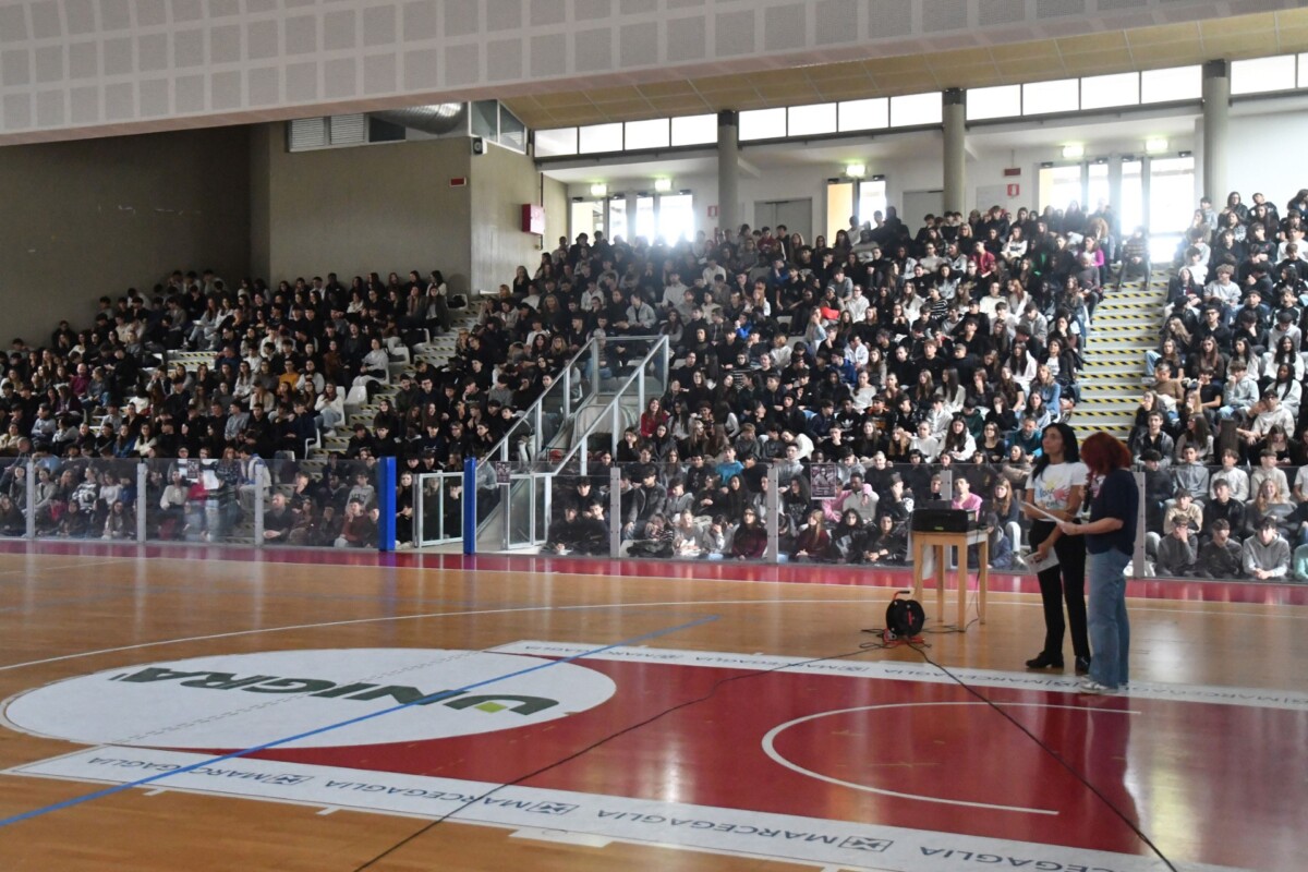 Standing ovation al Pala Costa per Valentina Pitzalis, bruciata dal ...