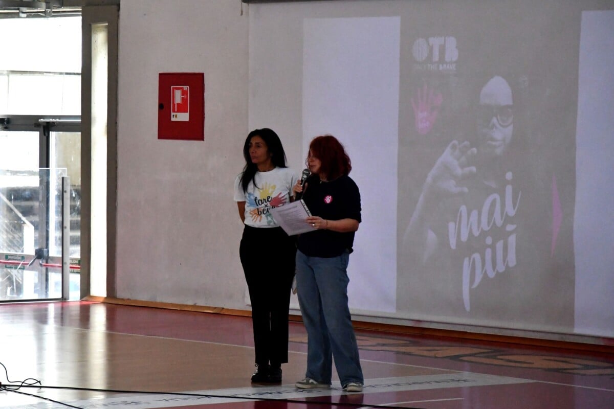 Standing ovation al Pala Costa per Valentina Pitzalis, bruciata dal ...