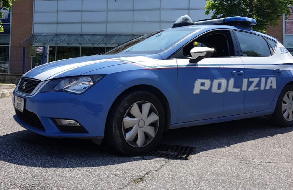 Ravenna, danneggia la porta di una casa e aggredisce un passante ...