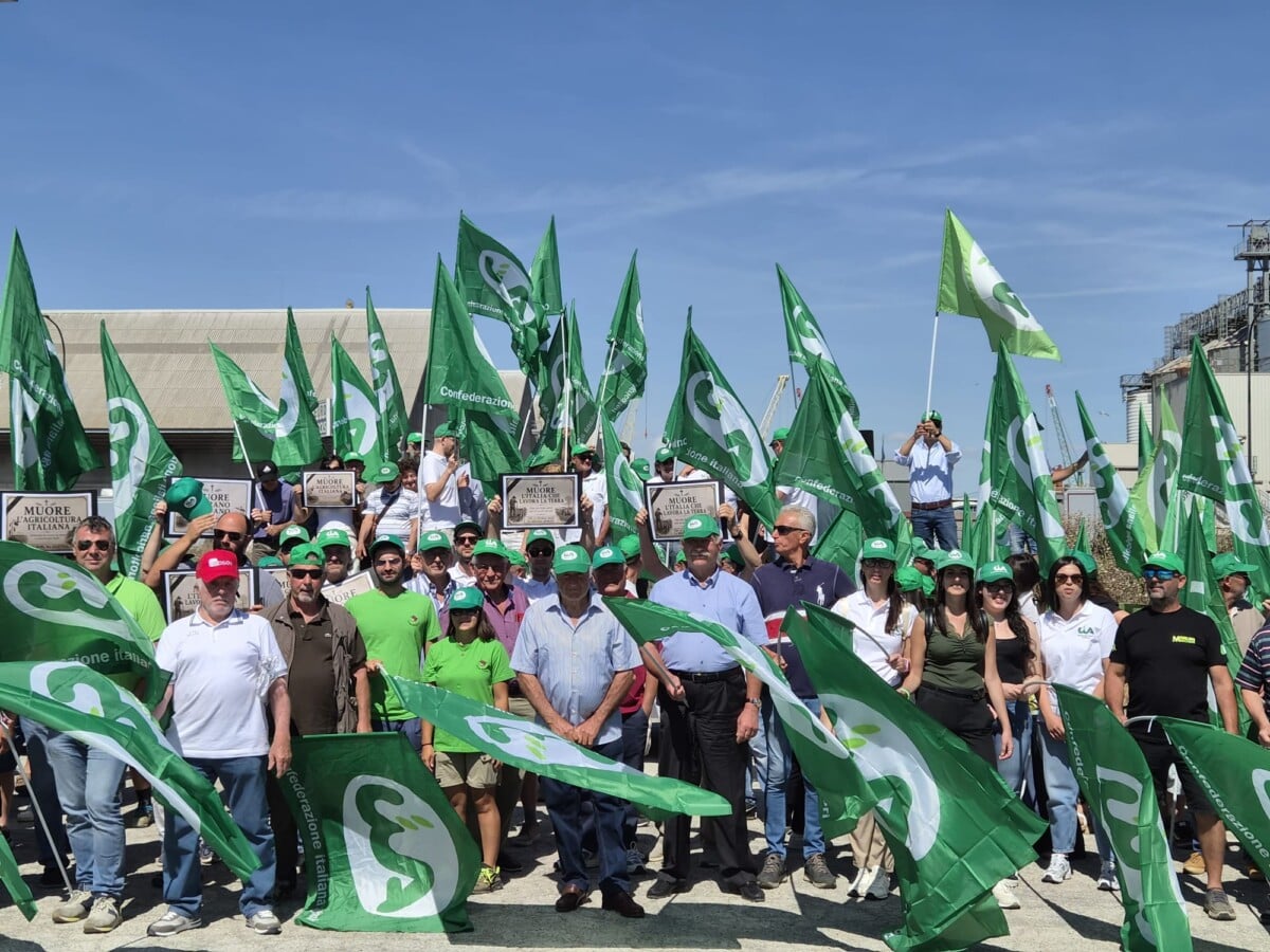 Prezzi del grano, flash mob dei produttori al porto